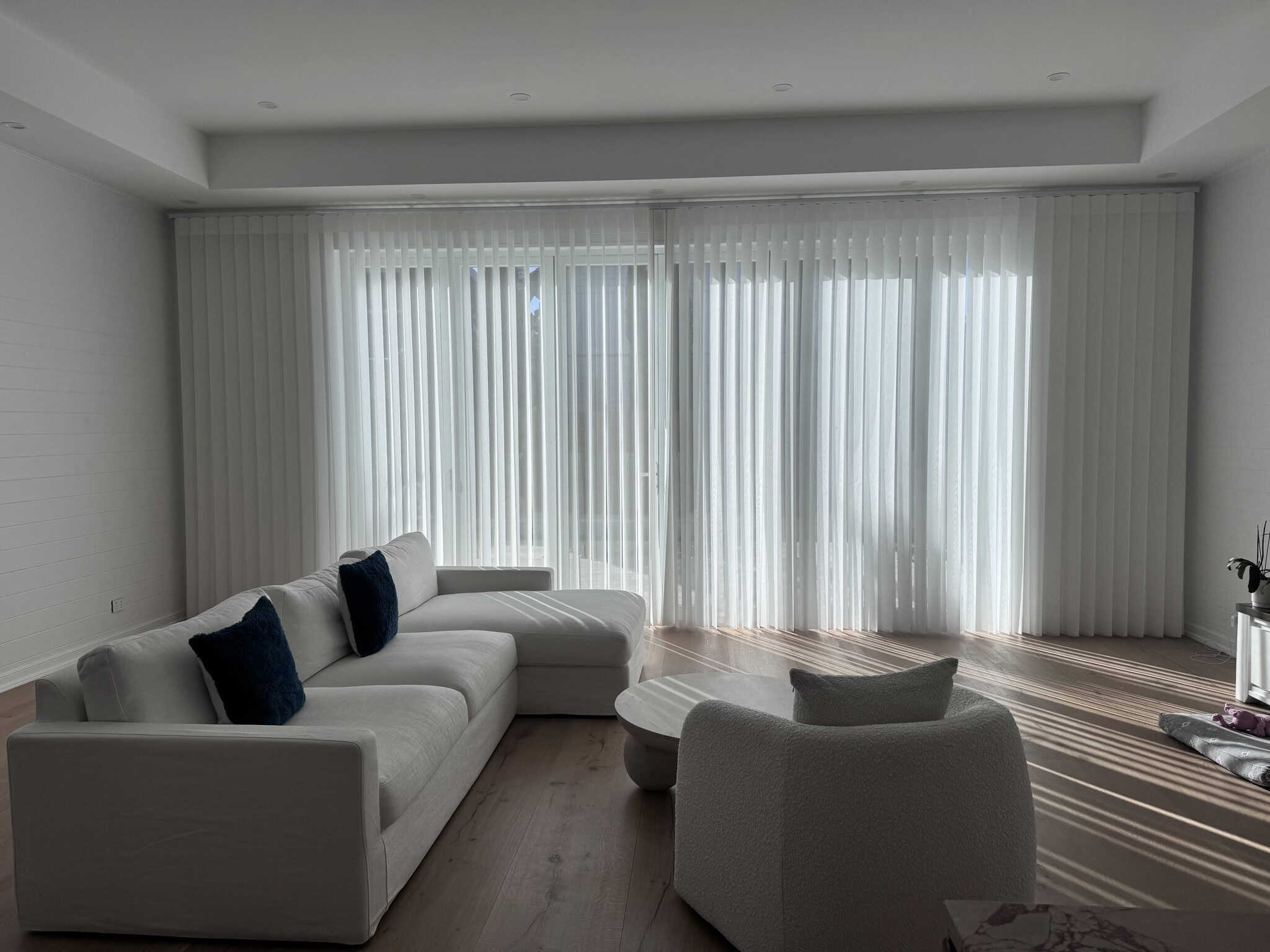 Amazing transformation of floor-to-roof Veri Shades - XLScreens Security